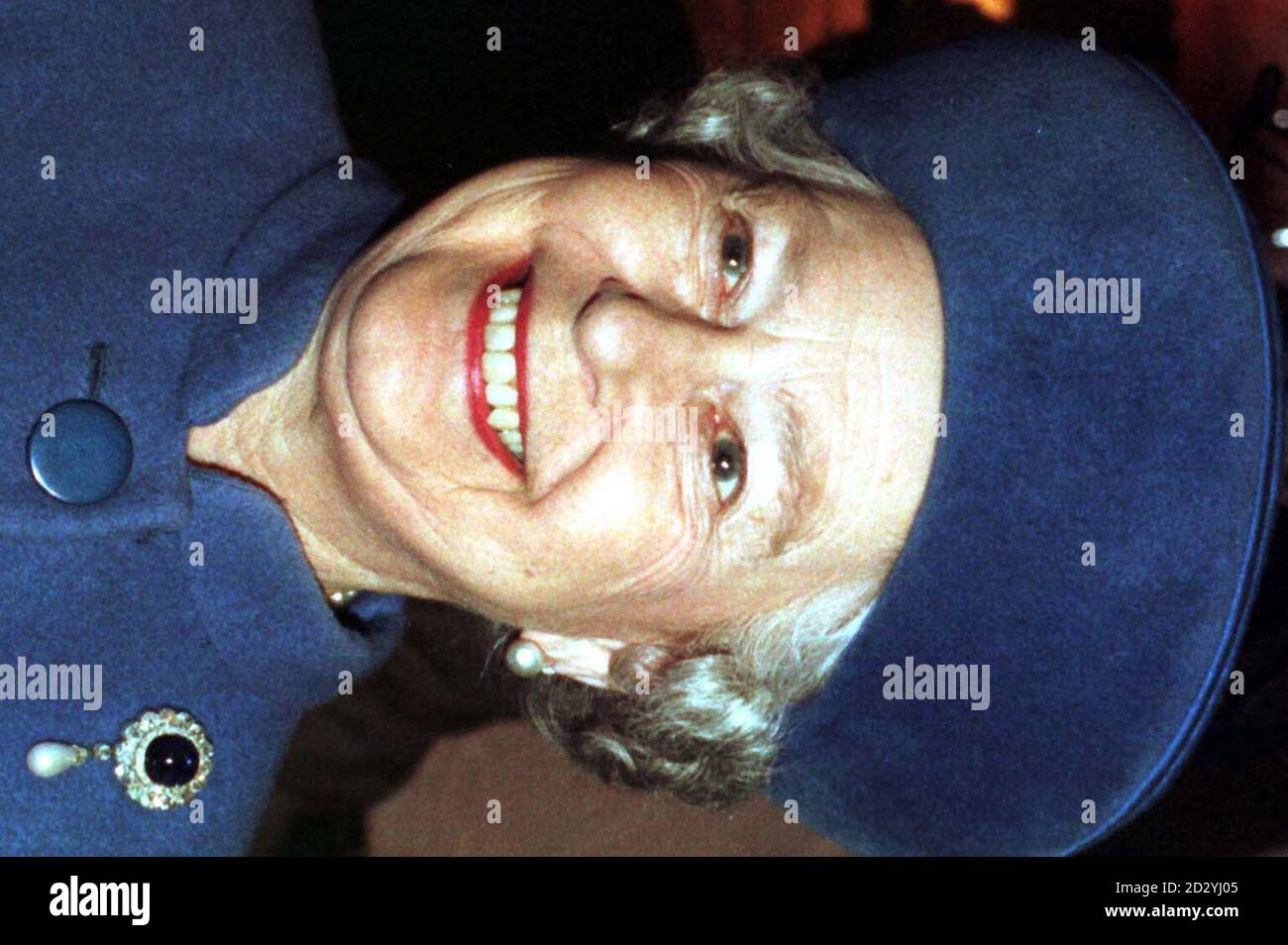 Queen elizabeth birthday 1998 hi-res stock photography and images - Alamy