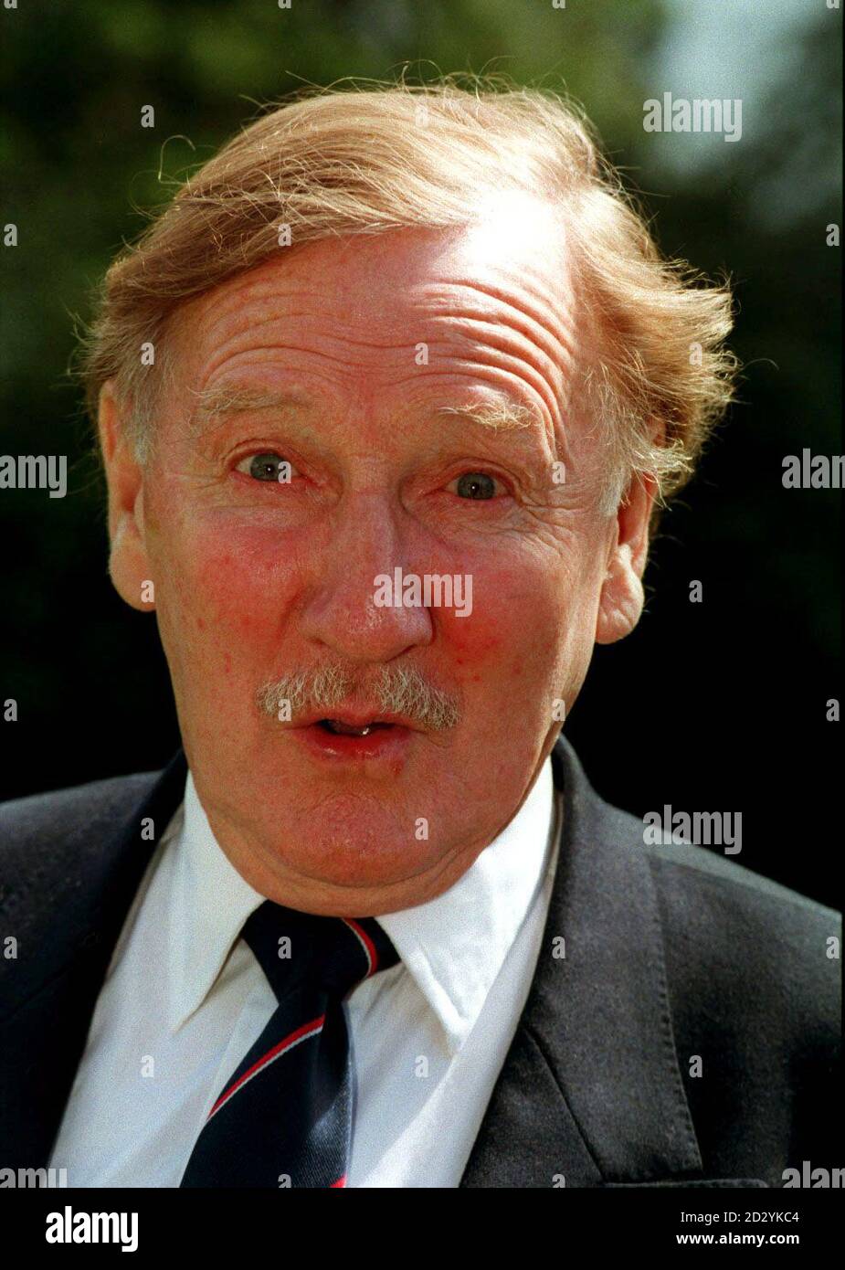 Leslie phillips actor hi-res stock photography and images - Alamy