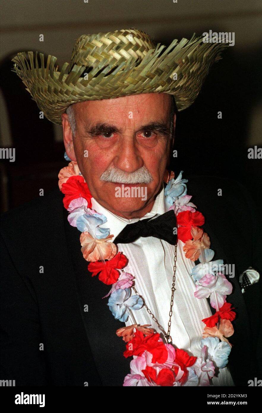 PA NEWS PHOTO 7/5/98 ACTOR WARREN MITCHELL AT THE CAFE ROYAL IN LONDON ...