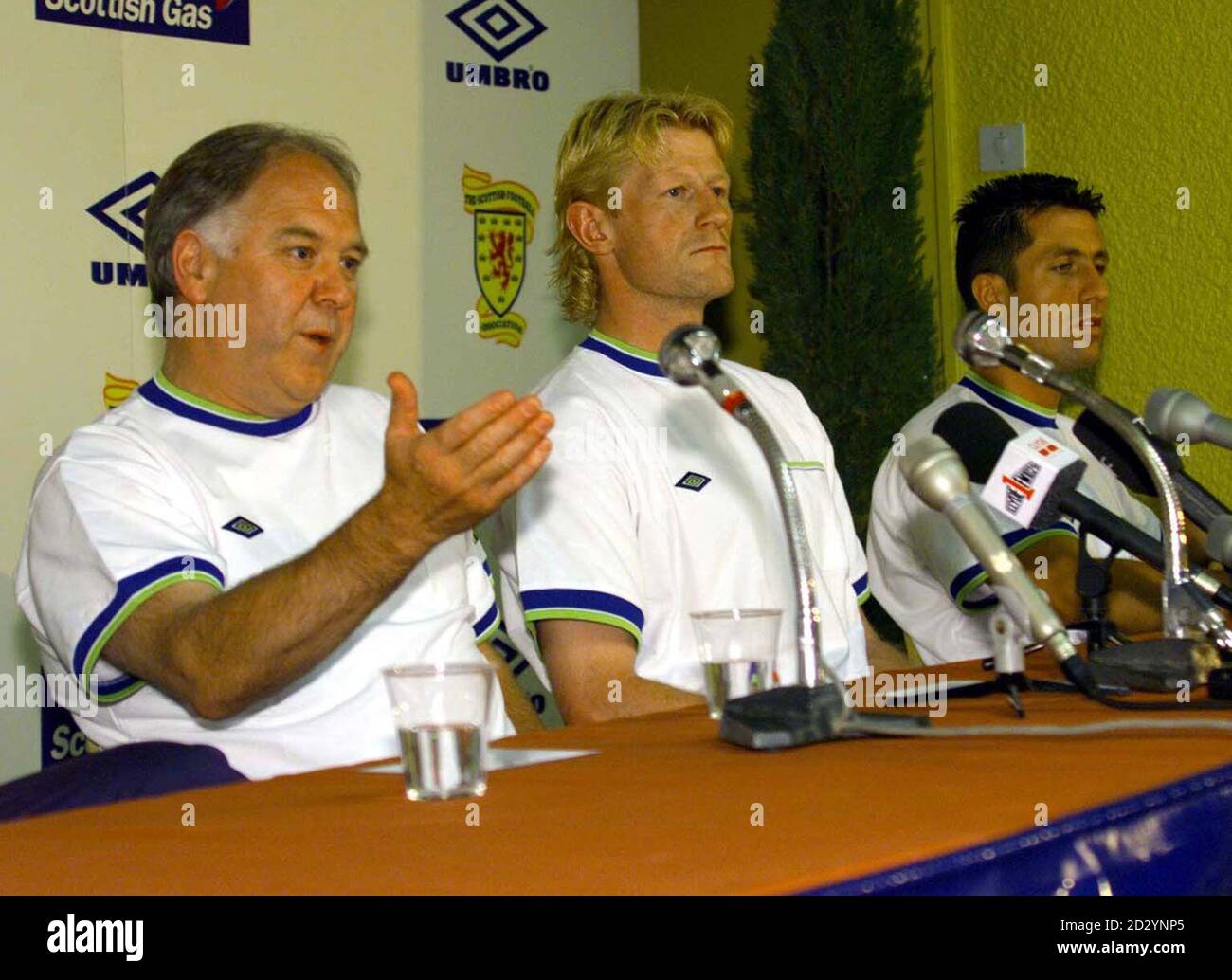 Team captain colin hendry hi-res stock photography and images - Alamy