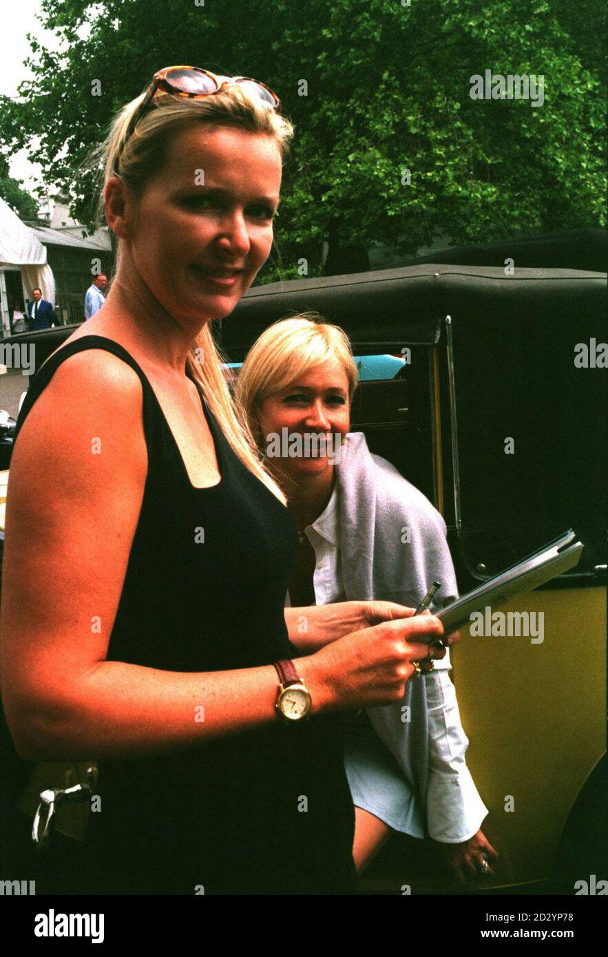 PA NEWS PHOTO 6/6/98 FASHION DESIGNER AMANDA WAKELEY (LEFT) AND TANIA ...