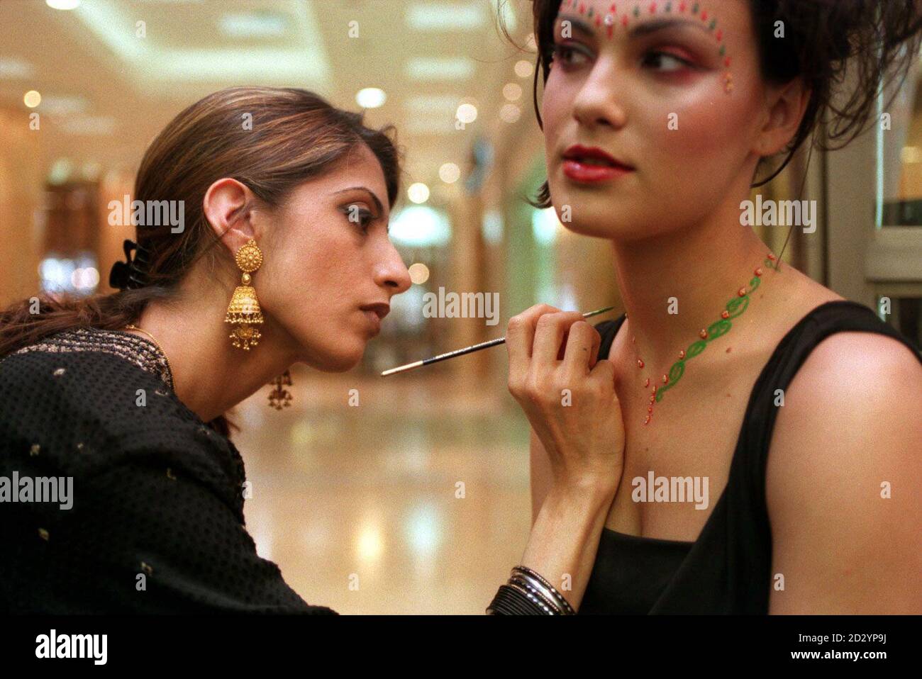 PA NEWS PHOTO 6/6/98 SUMITA BATRA DEMONSTRATES MEHNDI, THE ART OF HENNA ...