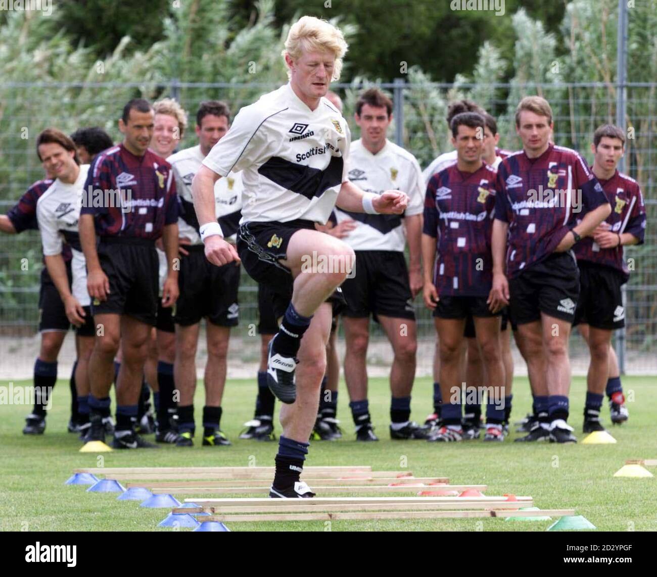 Team captain colin hendry hi-res stock photography and images - Alamy