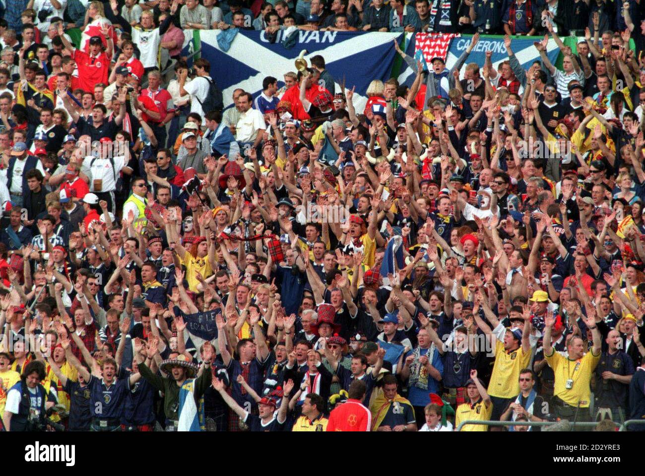 1998 football match photo hi-res stock photography and images - Alamy