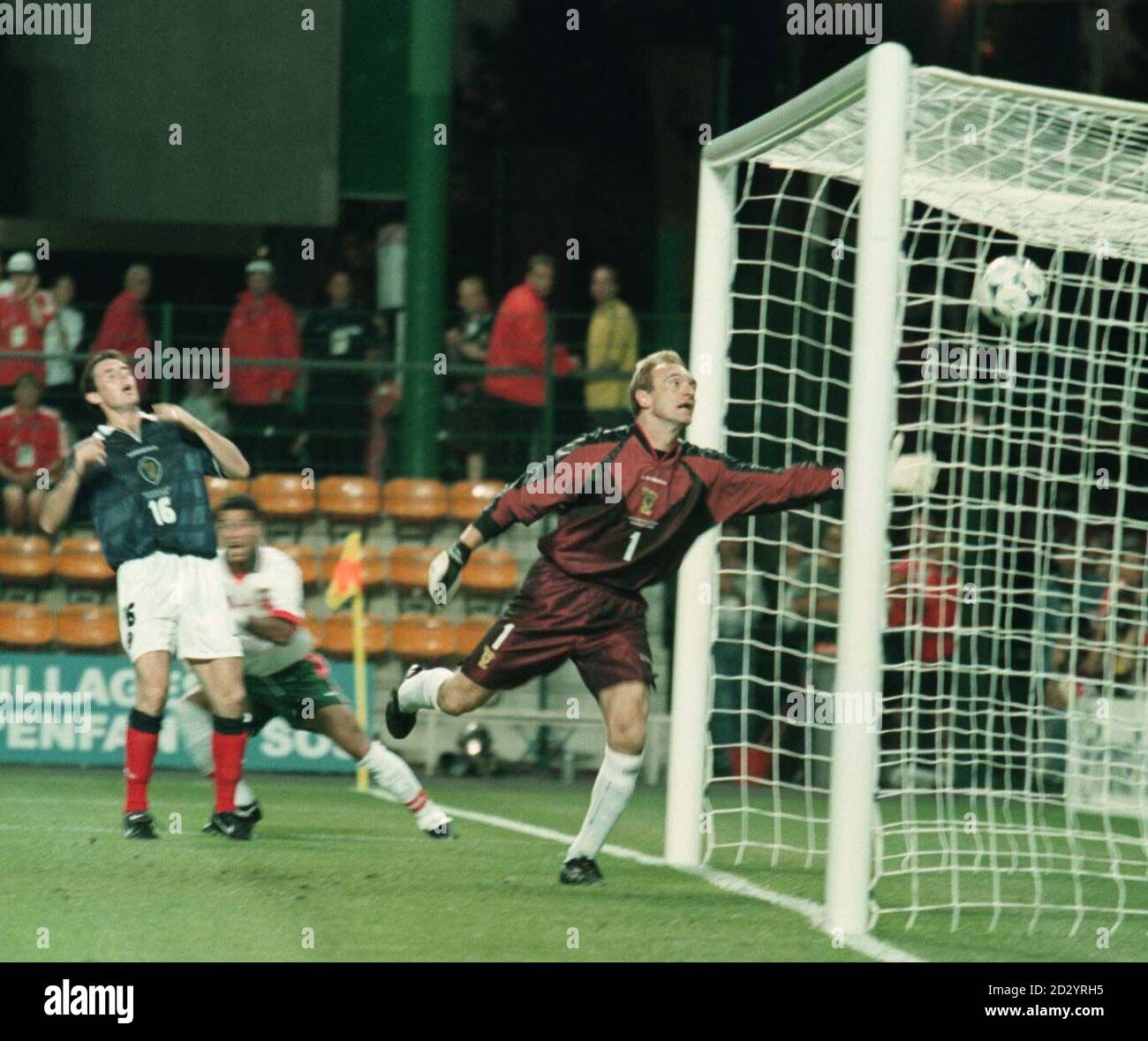 Jim leighton back hi-res stock photography and images - Alamy
