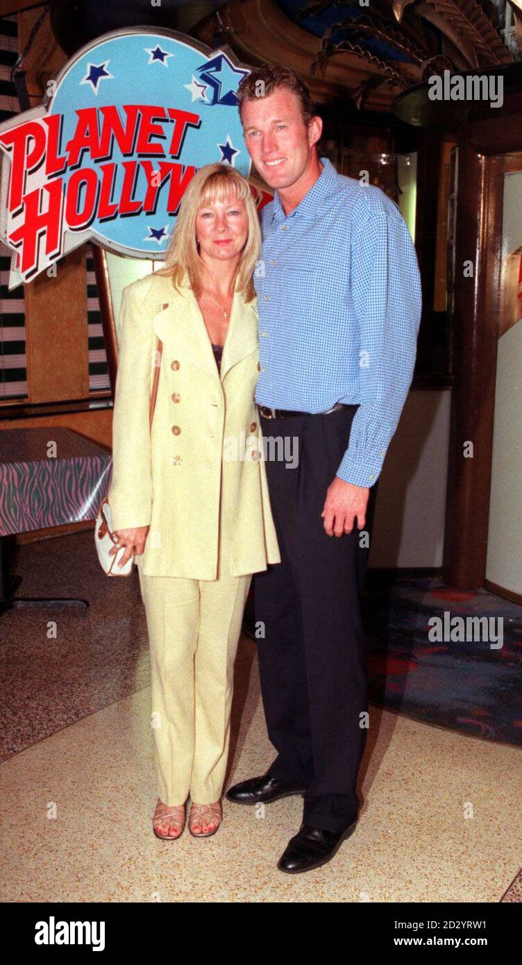 PA NEWS PHOTO 25/6/98 NOTTINGHAM FOREST'S GOALKEEPER DAVID BEASANT WITH ...