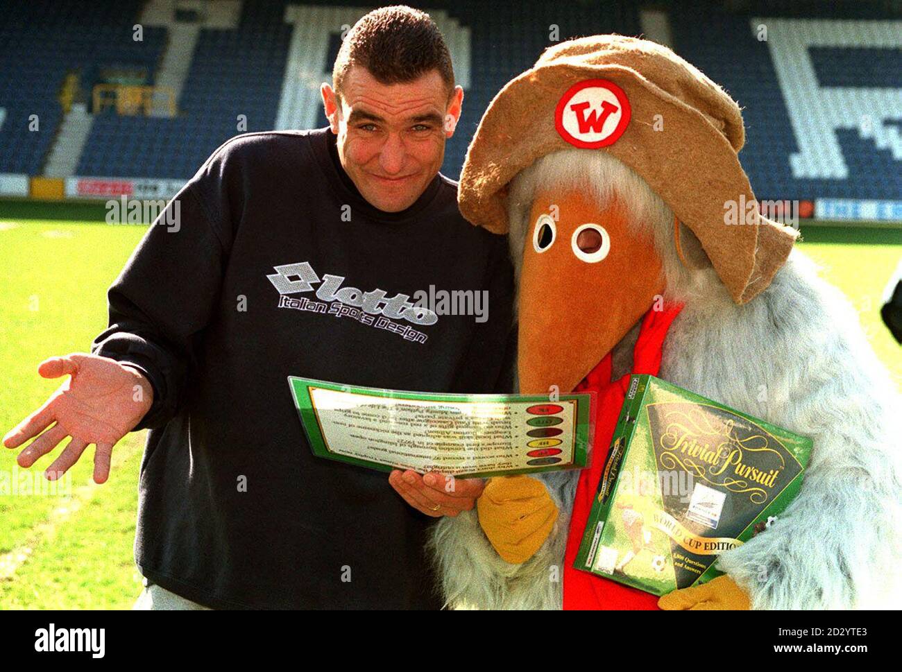 PA NEWS PHOTO 12/3/98 WIMBLEDON F.C.'S VINNIE JONES AND A WIMBLEDON ...
