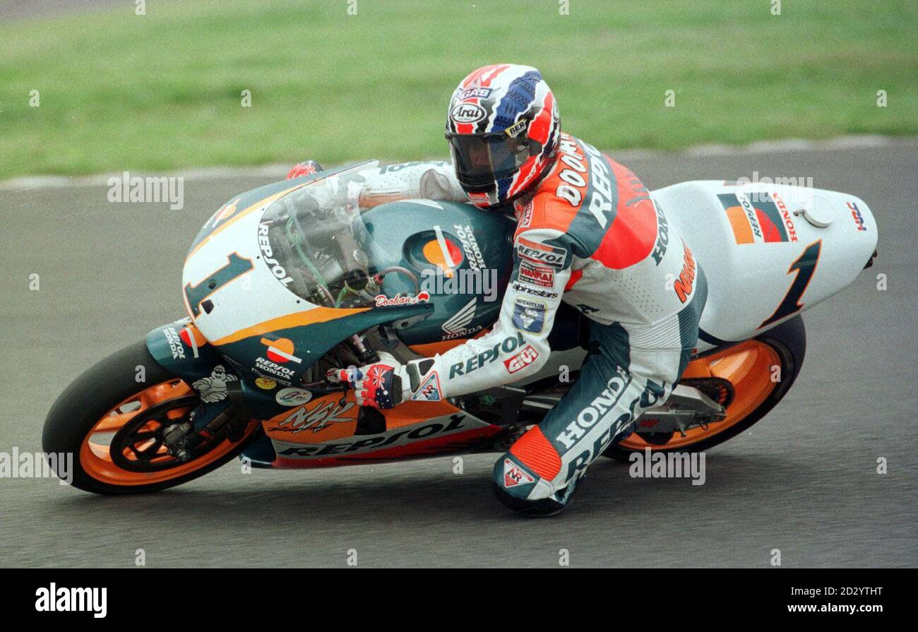 Leaning bike towards camera sport motorbike sptup hi-res stock ...