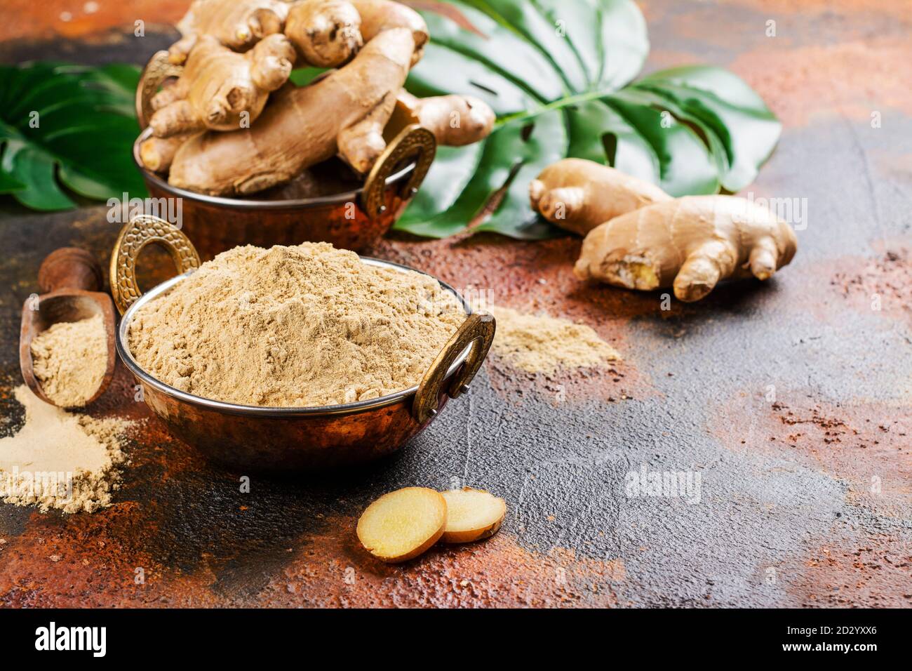 Ginger powder and fresh root Stock Photo - Alamy