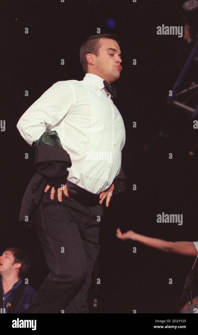 PA NEWS PHOTO 23/8/98 ROBBIE WILLIAMS ON STAGE AT THE V98 VIRGIN ROCK ...