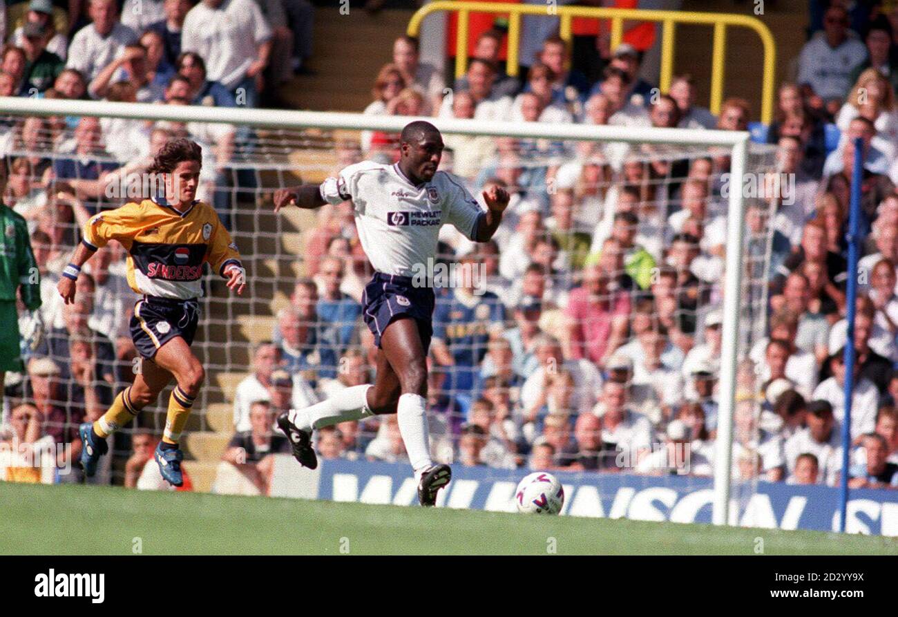 Sol campbell tottenham spurs hi-res stock photography and images - Alamy