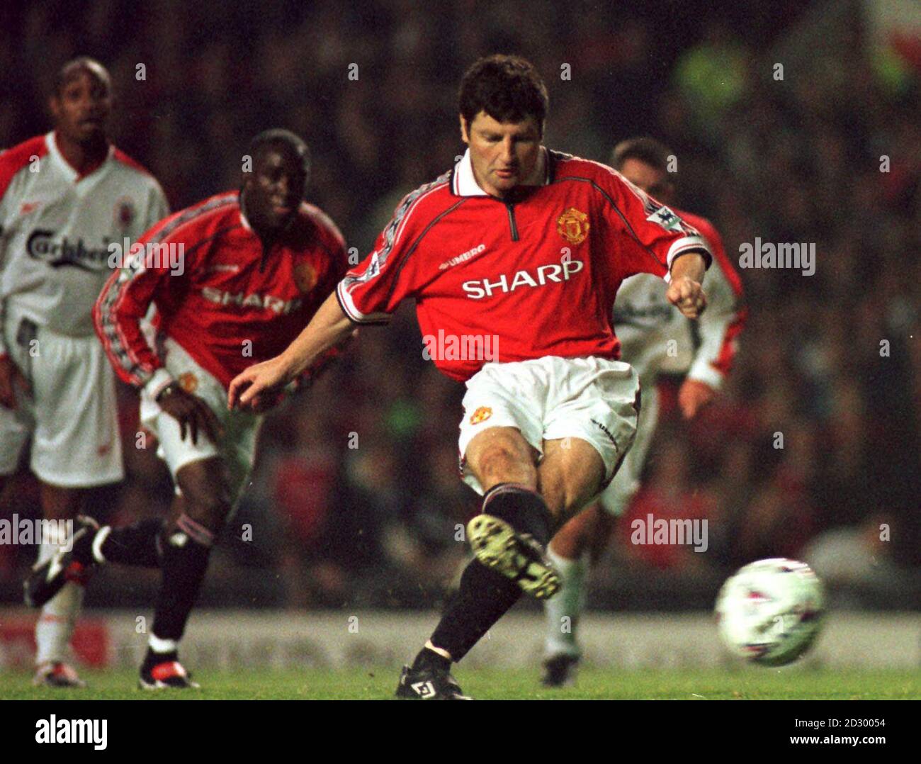 Manchester United's Denis Irwin puts his side ahead from the Penalty ...
