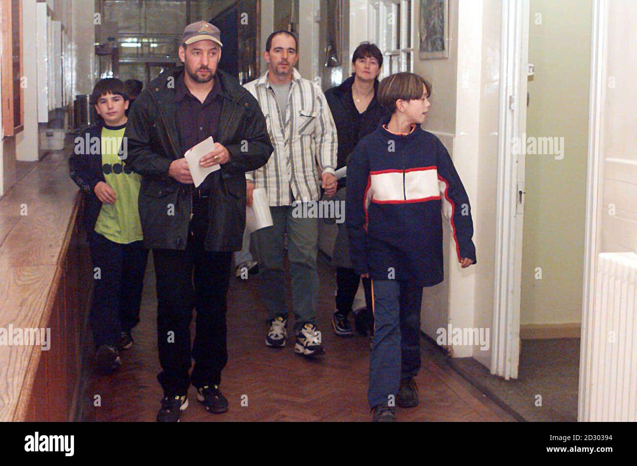 Parents pupils arrive wath comprehensive near rotherham hi-res stock ...