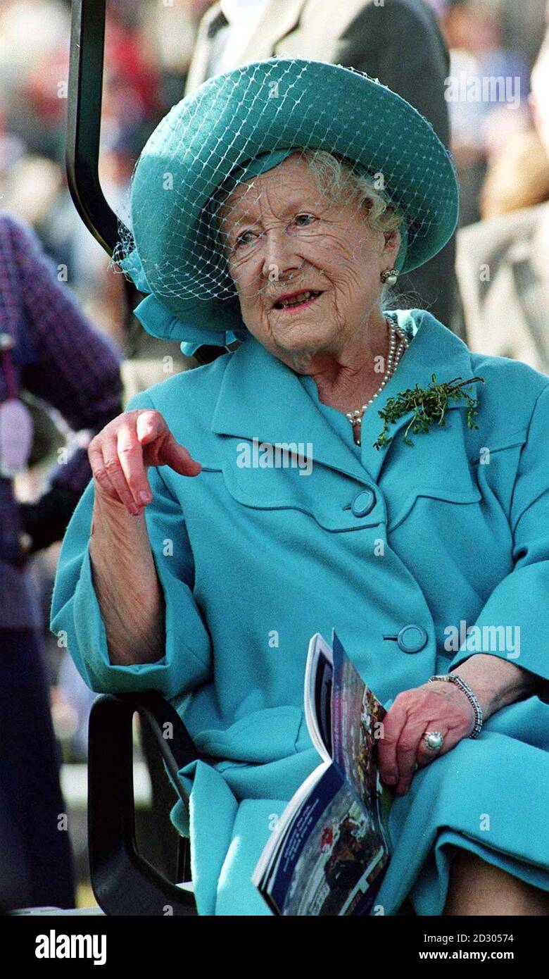 The Queen Mother in the Winners Enclosure during the Cheltenham horse ...