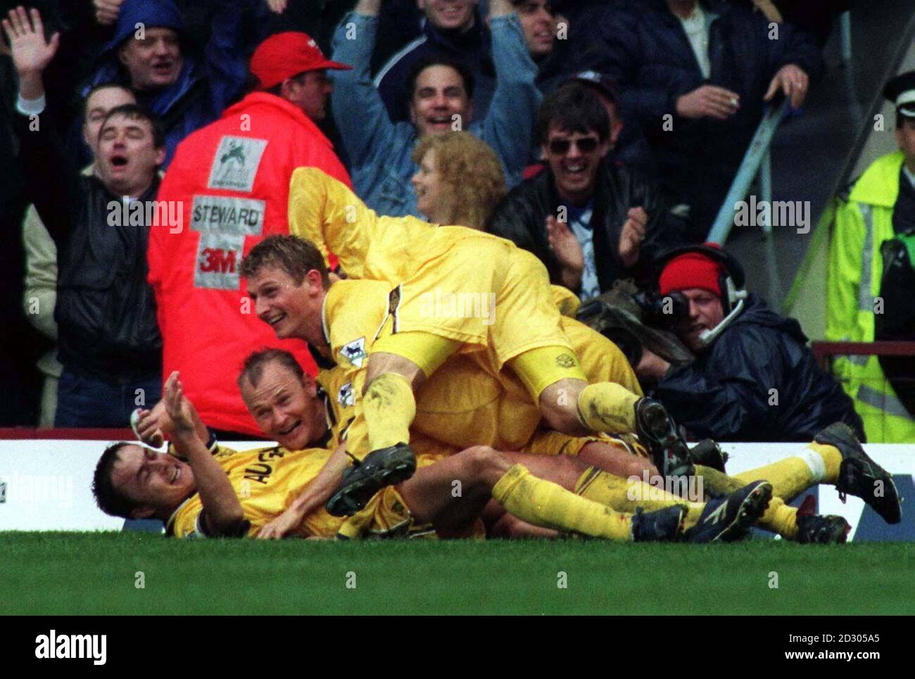 F l players hugging hi-res stock photography and images - Alamy