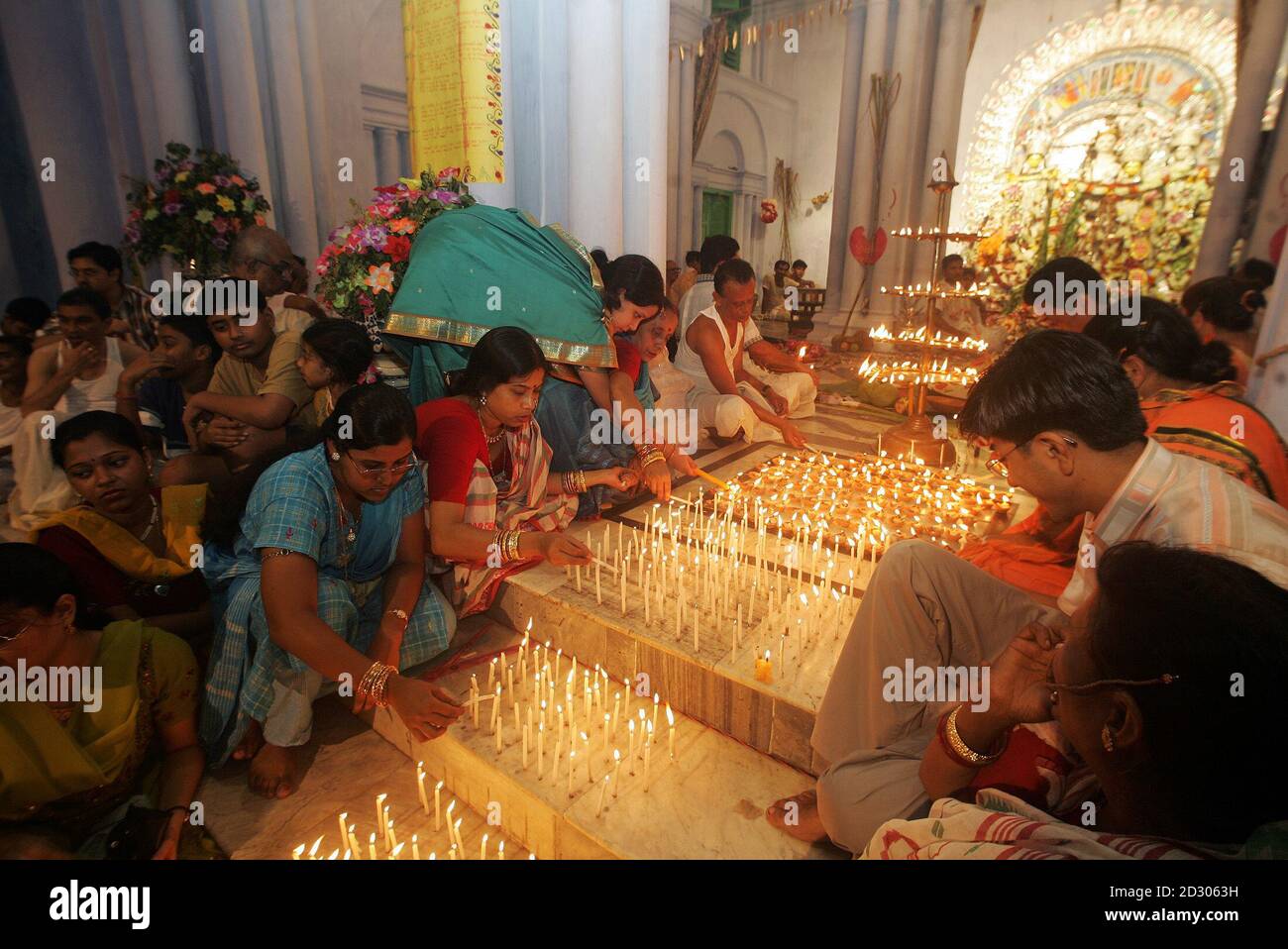 Hindu devotees light candles hi-res stock photography and images - Alamy