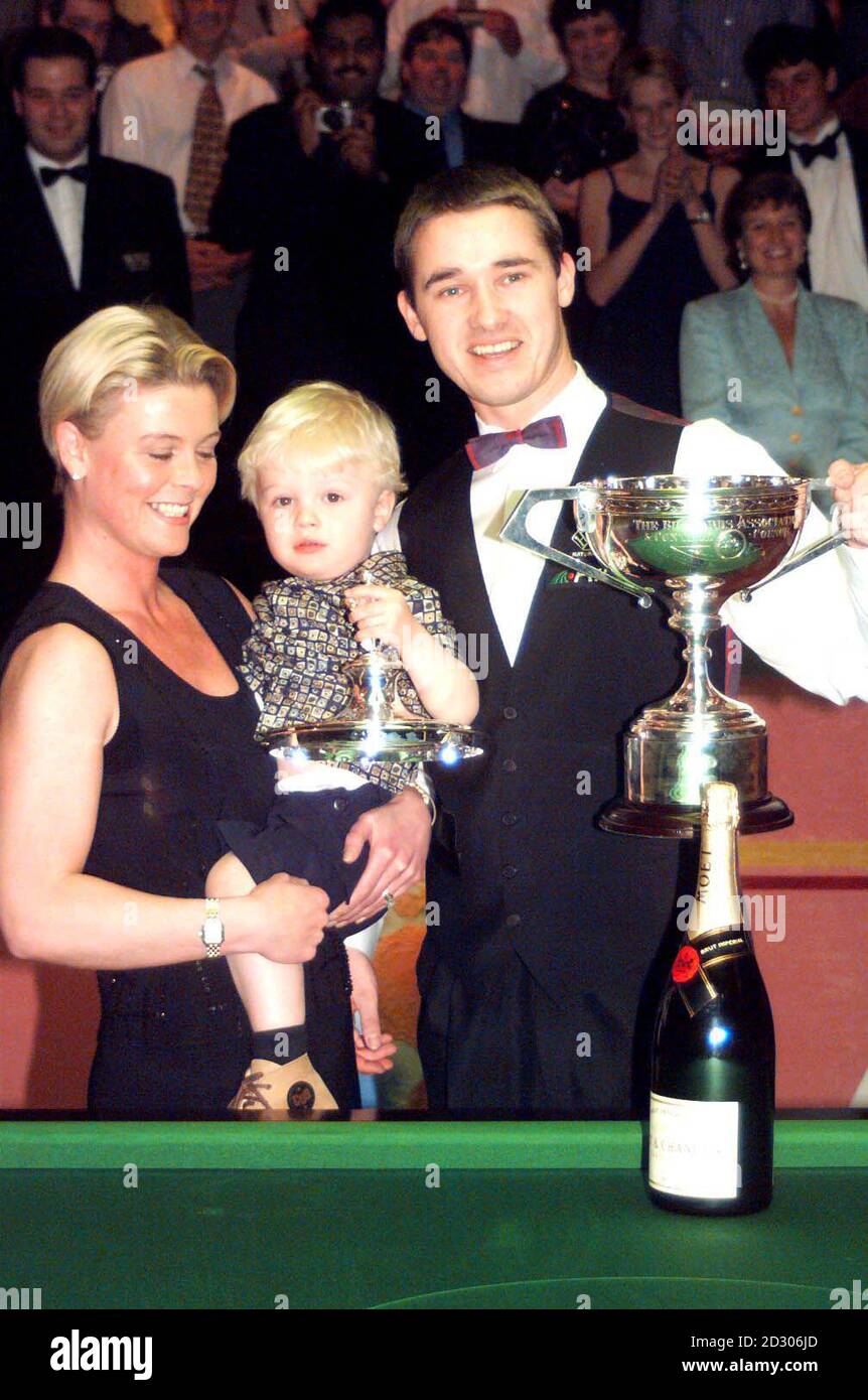 Stephen hendry celebrates wife mandy son blaine hi-res stock ...