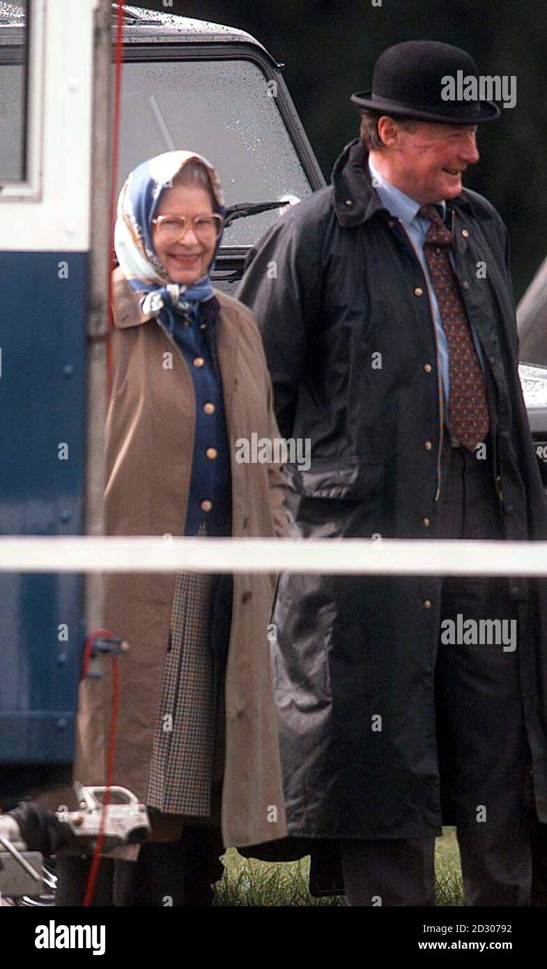 Britains queen elizabeth ii and mike bullen hi-res stock photography ...