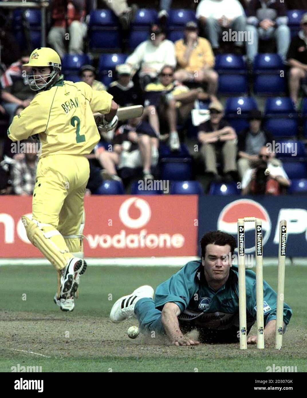 New Zealand's Dion Nash (R) dives to stump Australia's Shane Lee (not ...