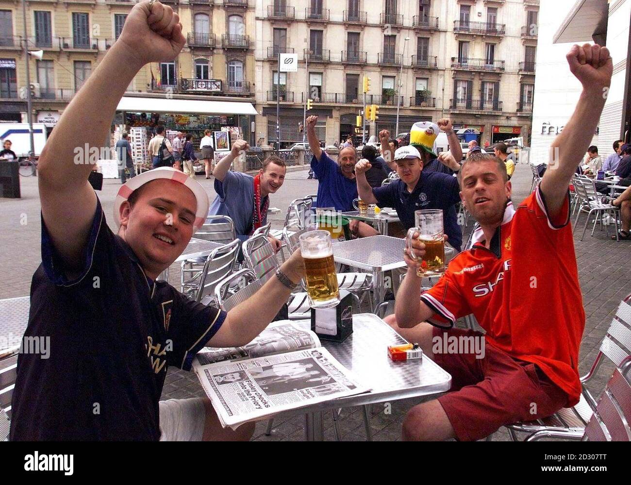 Manchester United fans carry on their celebrations the morning after in ...
