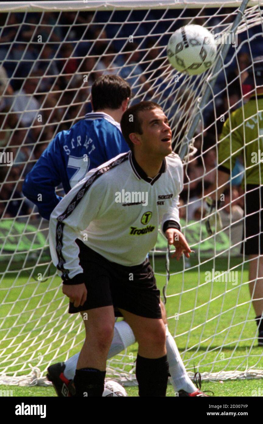 Singer robbie williams action hi-res stock photography and images - Alamy