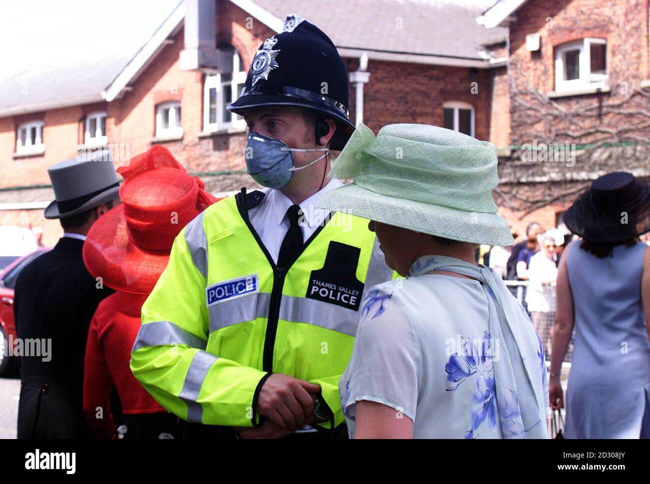 A traffic policeman wearing an anti smog mask outside the main entrance ...