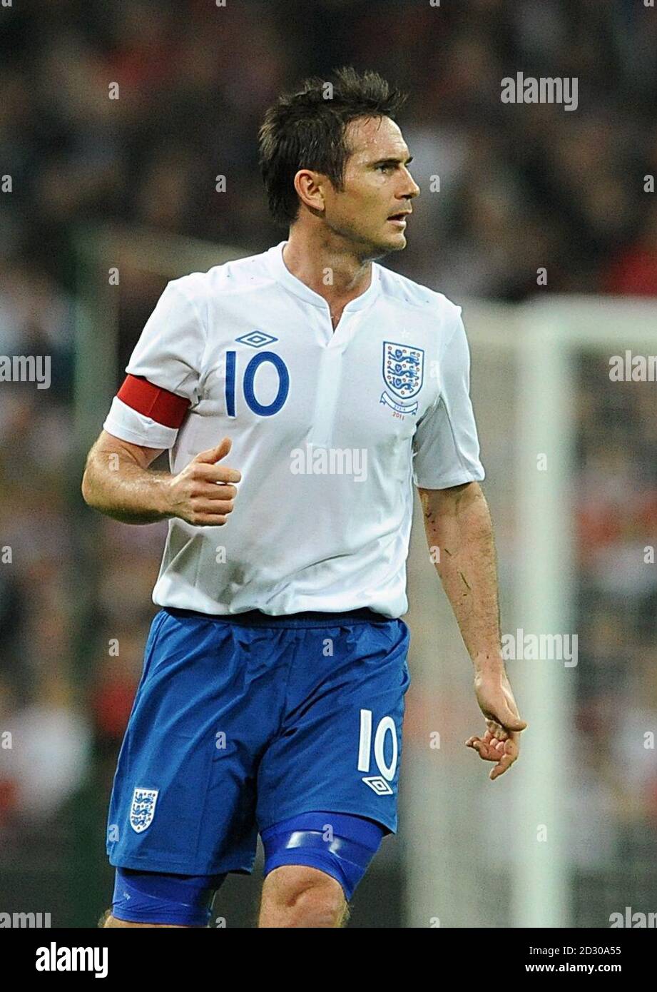 England captain armband hi-res stock photography and images - Alamy