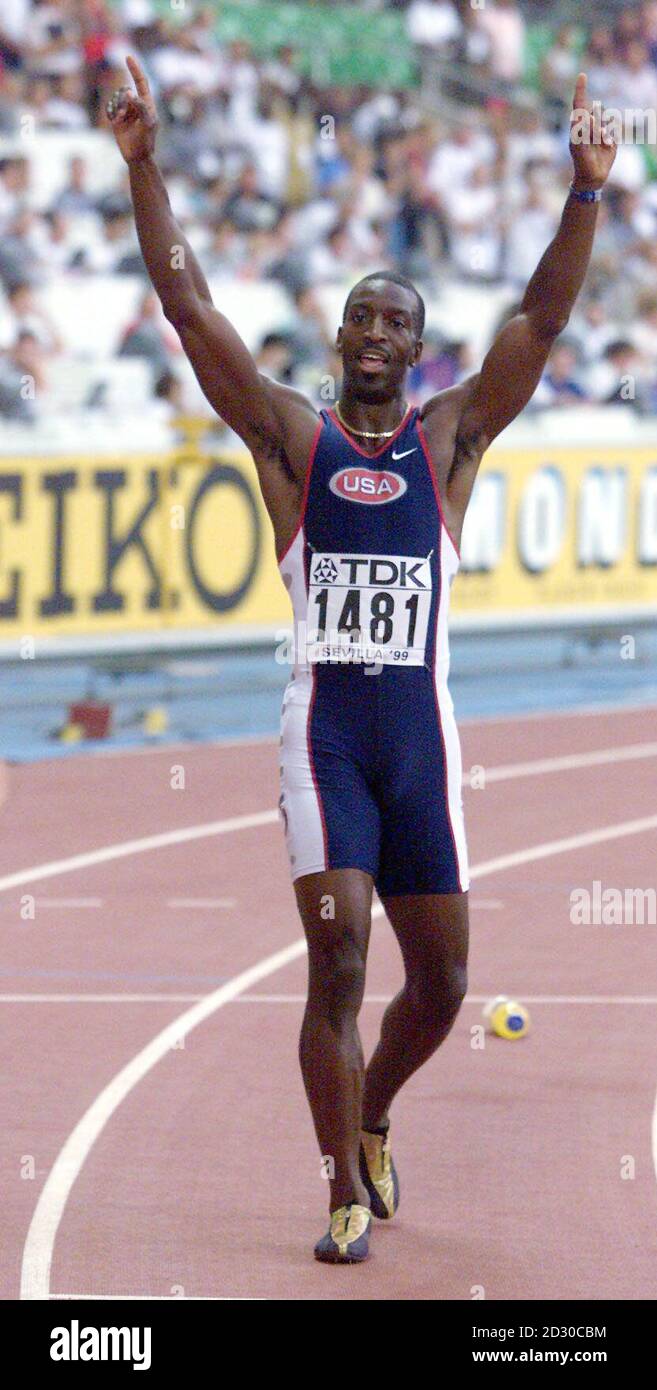 American 400m runner Michael Johnson celebrates his win and new World ...
