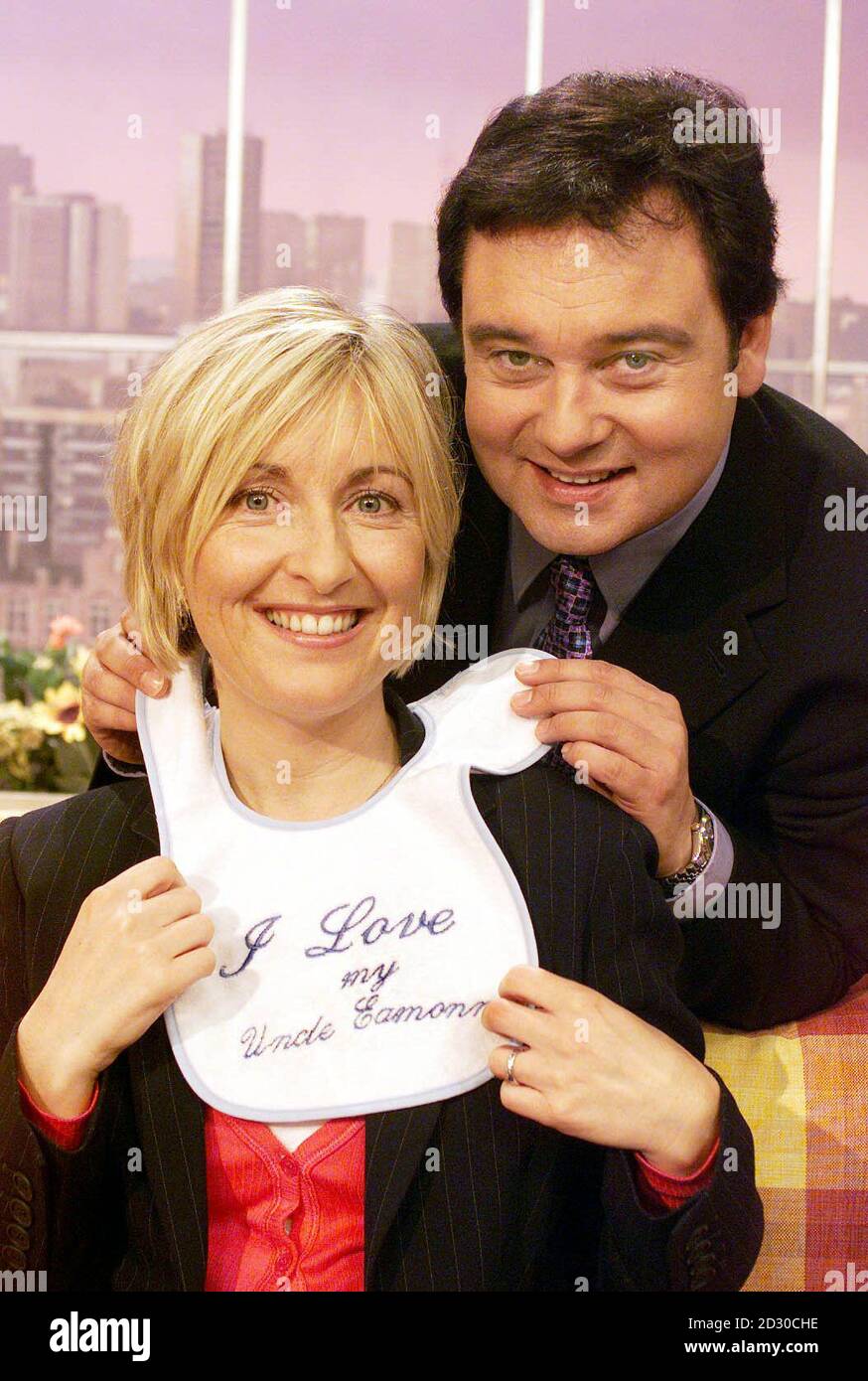 GMTV presenters Eamonn Holmes and Fiona Phillips in the studio in ...