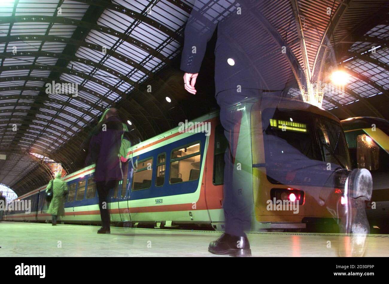 Commuters board the 8 05am thames train from paddington station hi-res ...