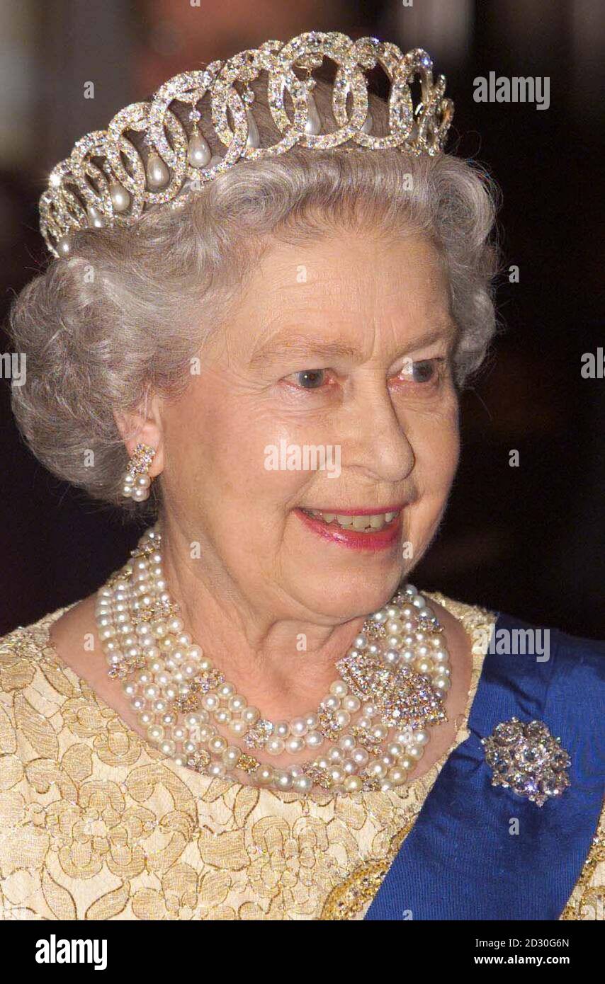 Queen elizabeth blue sash hi-res stock photography and images - Alamy