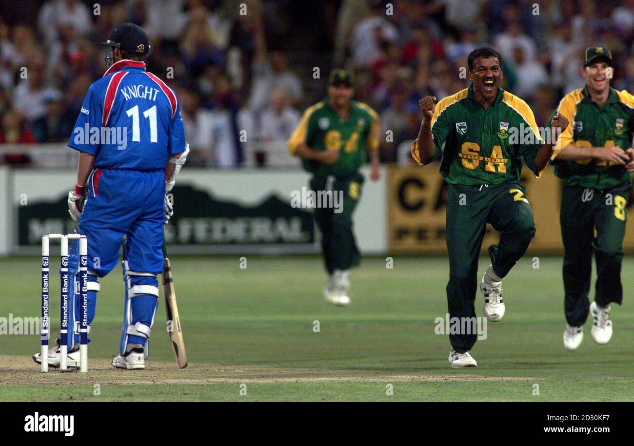 South africas henry williams celebrates wicket nick knight hi-res stock ...
