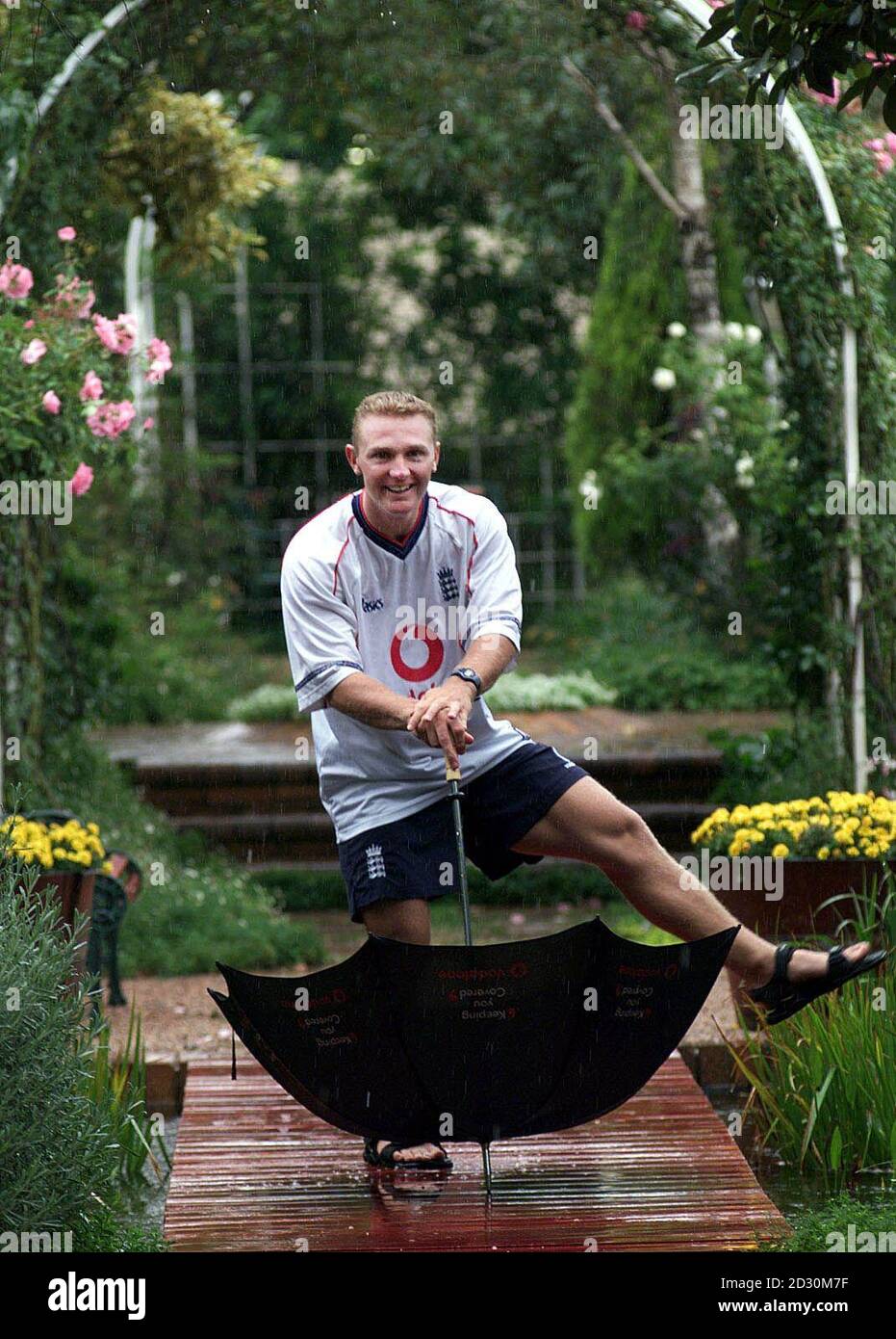 England cricketer darren maddy pretends hi-res stock photography and ...