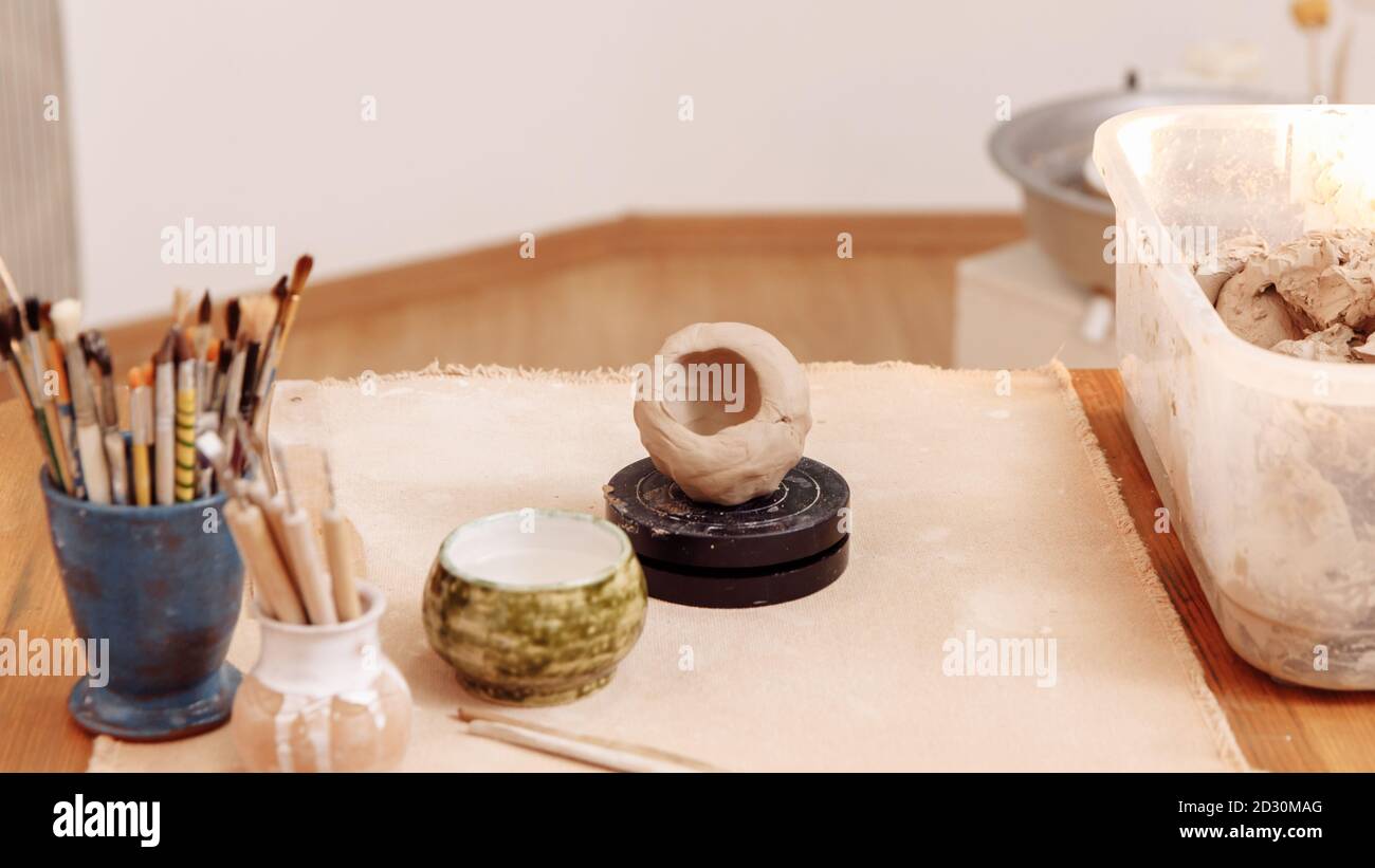 DIY create a Cup of clay by hand modeling. Step 3. The formation of the ...