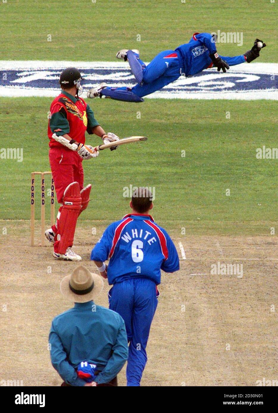 Diving to catch ball hi-res stock photography and images - Alamy