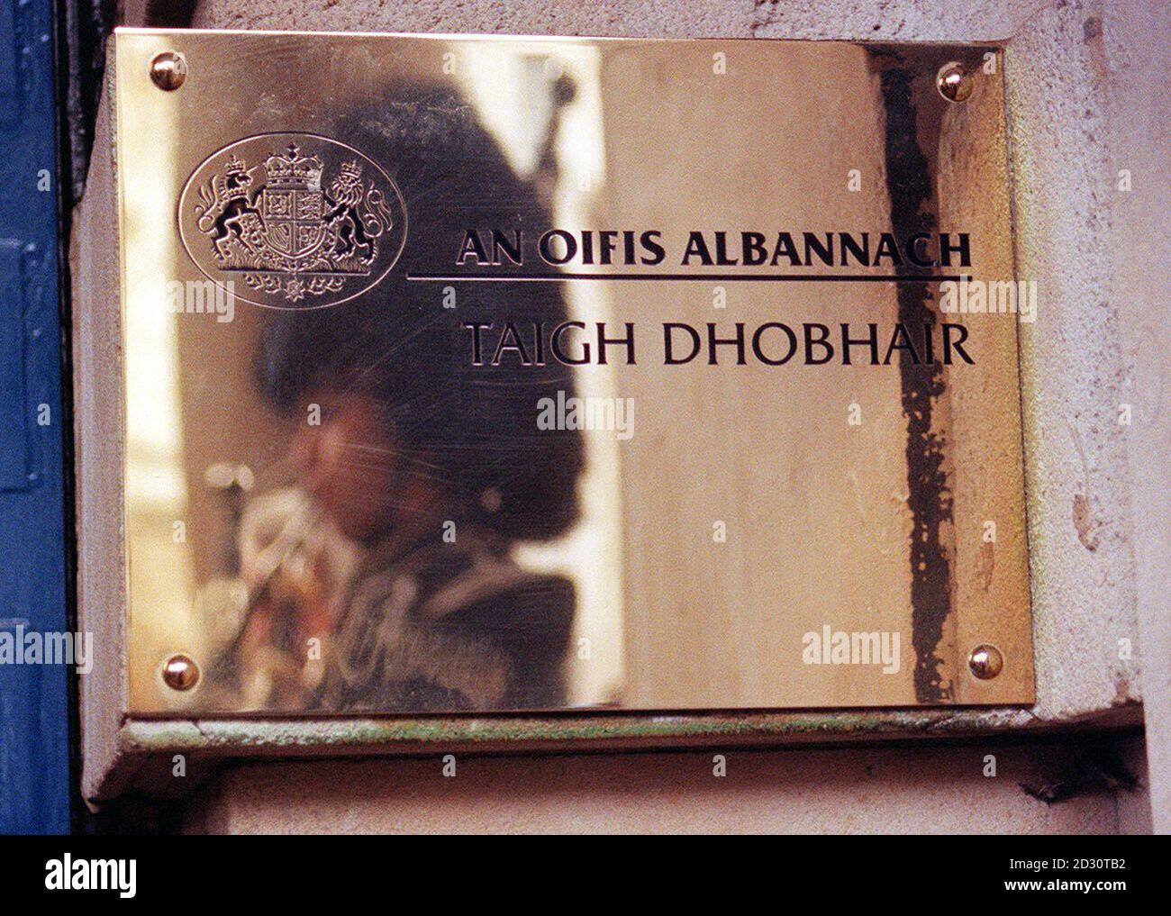 Bilingual main entrance sign hi-res stock photography and images - Alamy