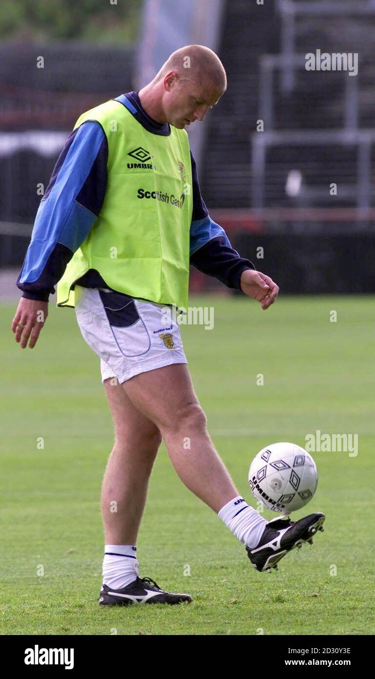 Scotlands matt elliott juggles ball training lansdowne road hi-res ...