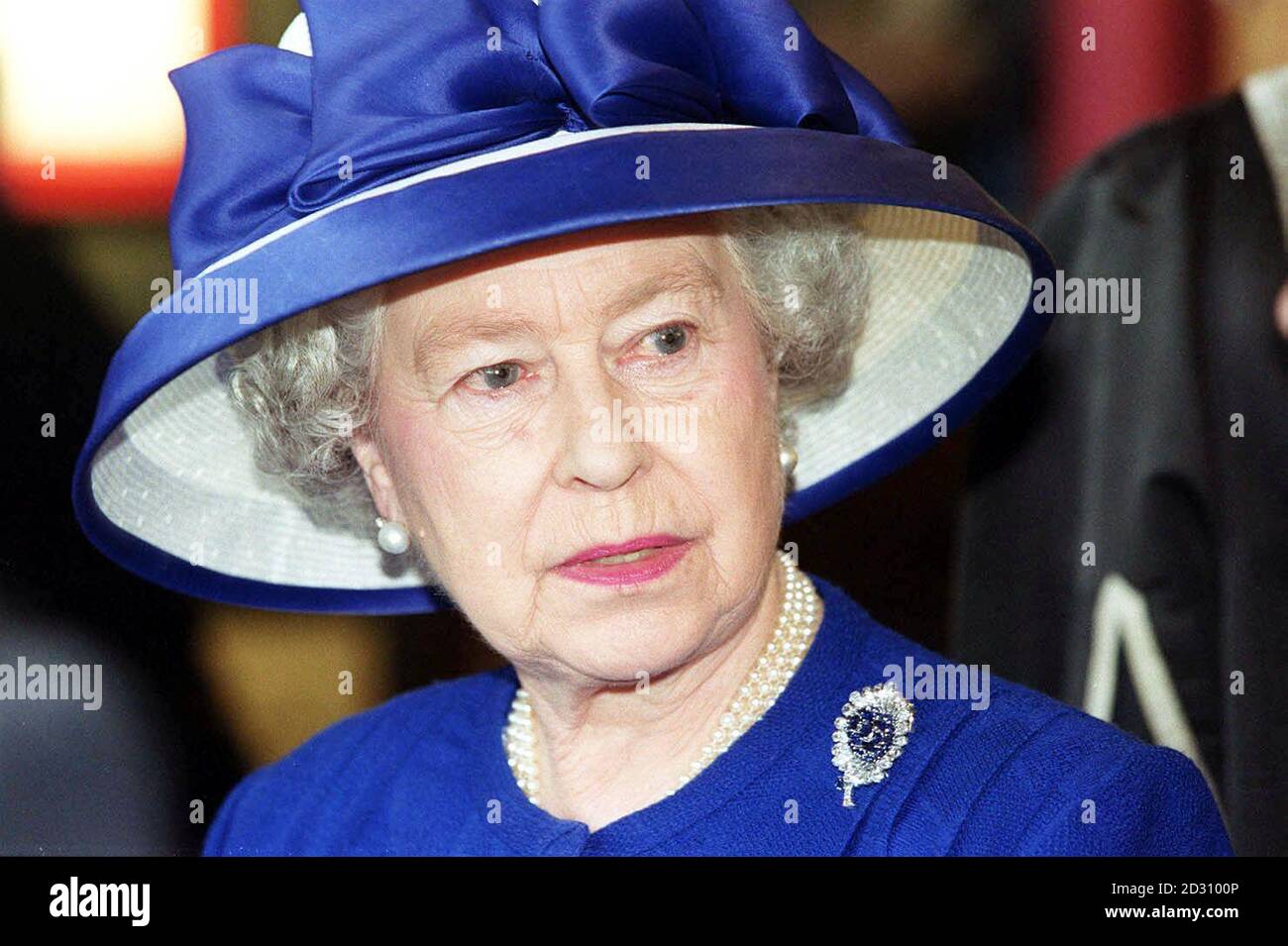 Queen elizabeth ii blue hat hi-res stock photography and images - Alamy