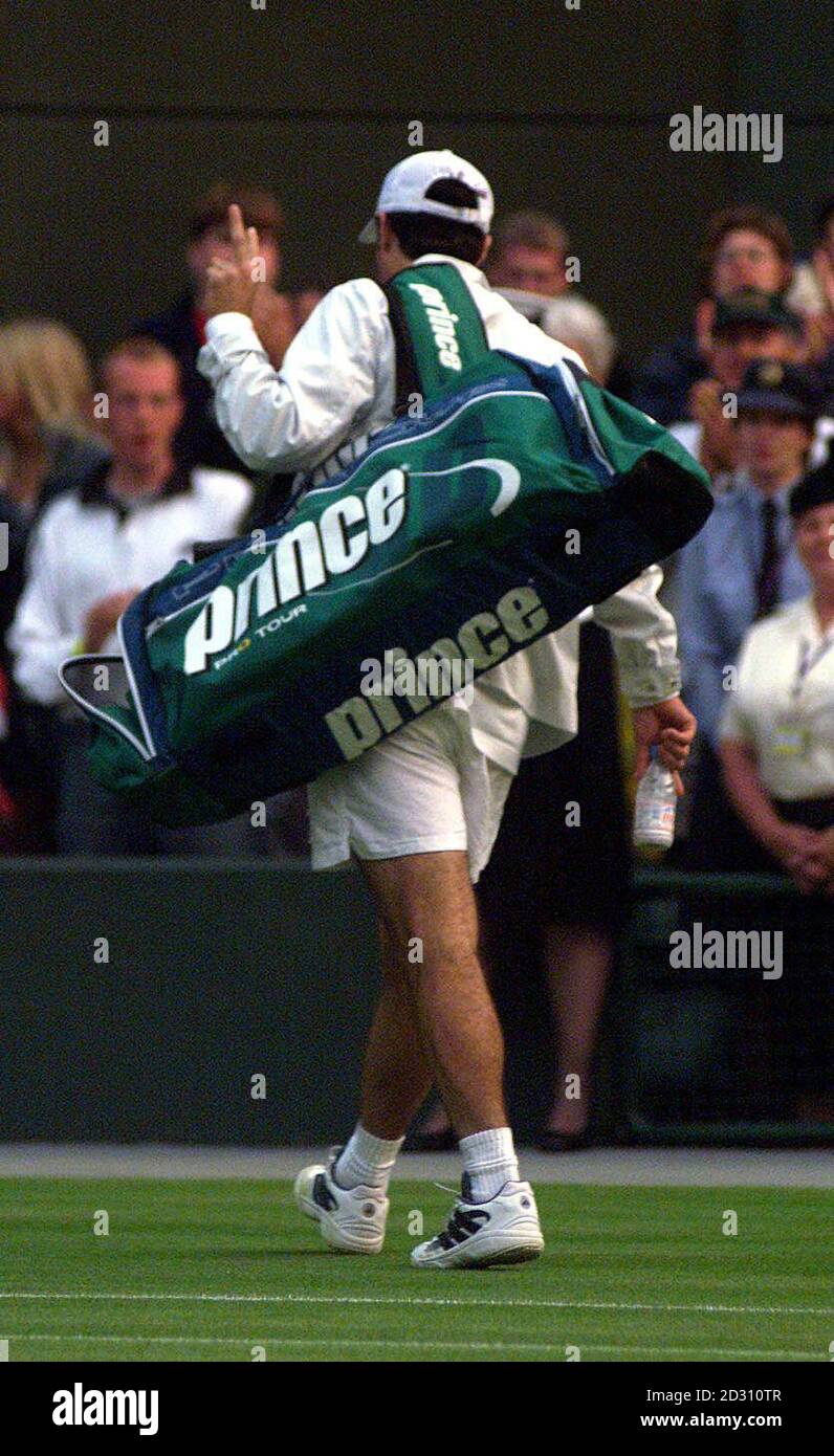 America's Vincent Spadea gestures to the crowd after beating Great ...