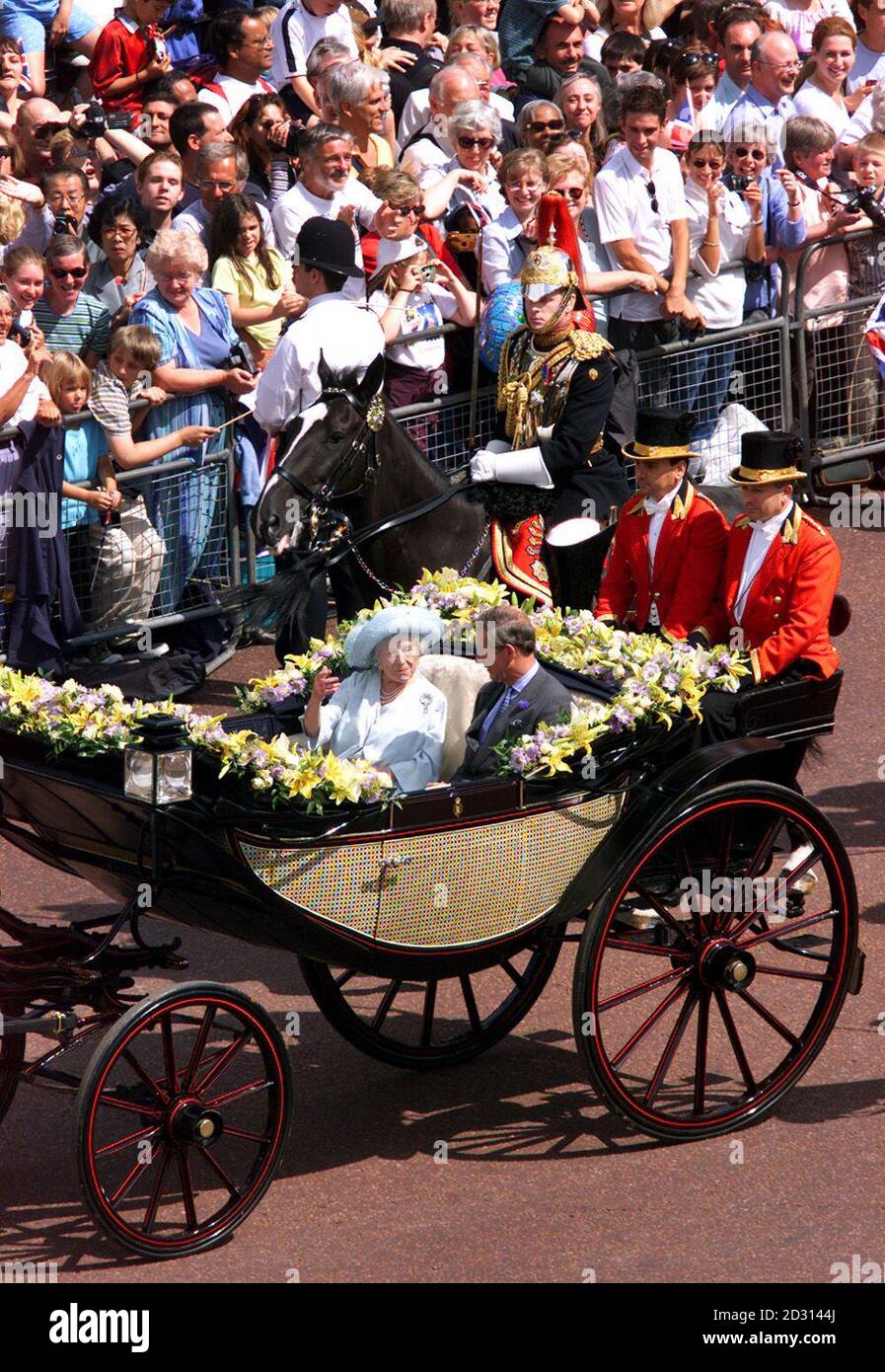 Queen mother turned 100 hi-res stock photography and images - Alamy