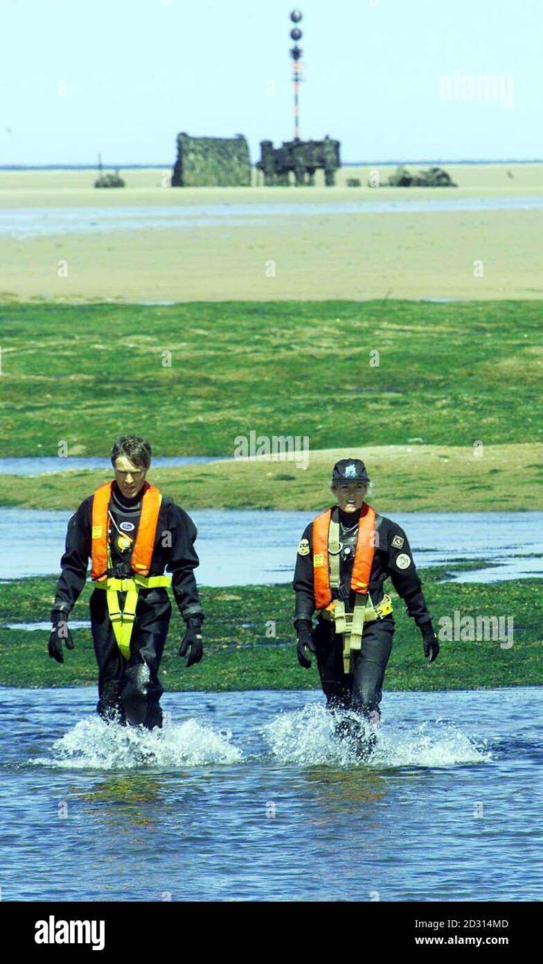 Police underwater search unit divers Sandy Scarlett (R) and Andrew ...