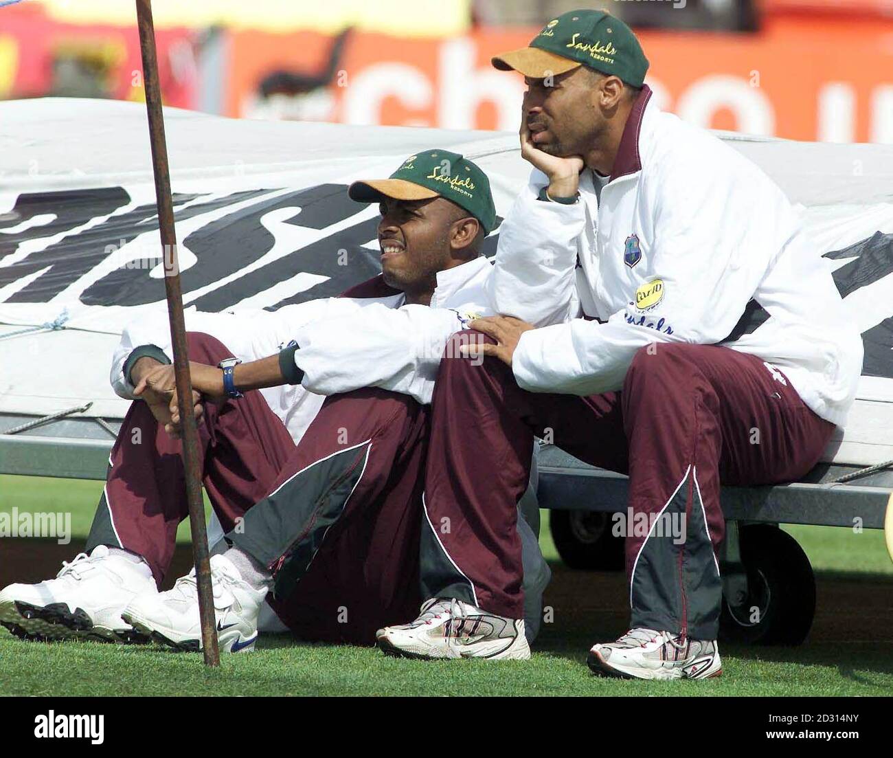 Fast bowler courtney walsh looks on hi-res stock photography and images ...