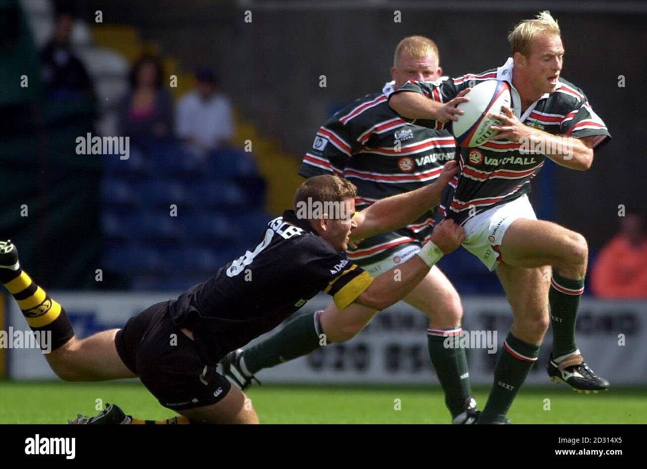 Leicester's second try scorer Winston Stanley (right) evades the grasps ...