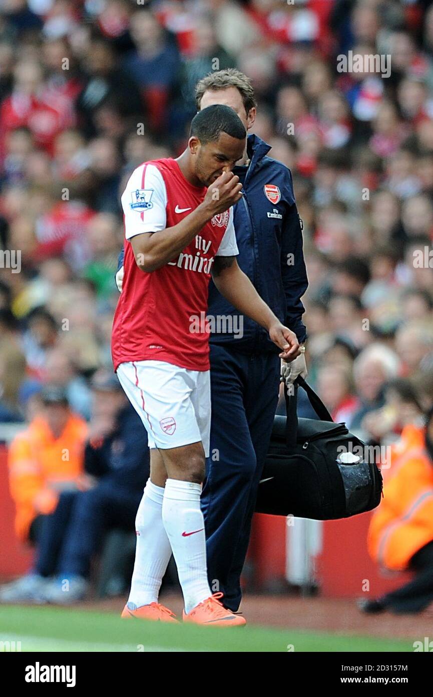 Arsenal's Theo Walcott leaves the pitch with an injury Stock Photo - Alamy
