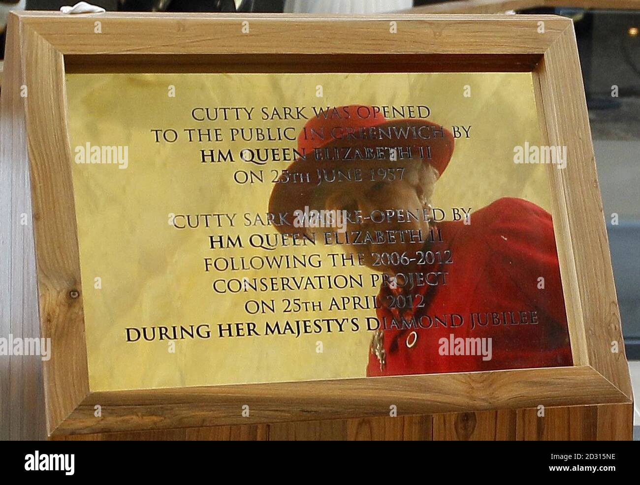 Queen elizabeth ii unveils plaque hi-res stock photography and images ...