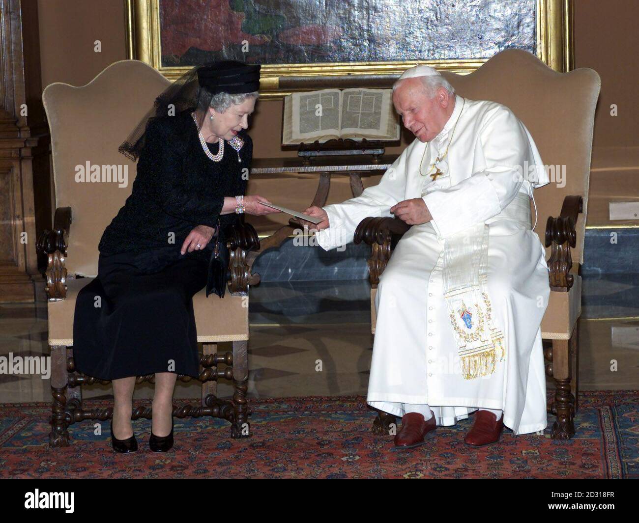 Queen elizabeth pope john paul ii hi-res stock photography and images ...
