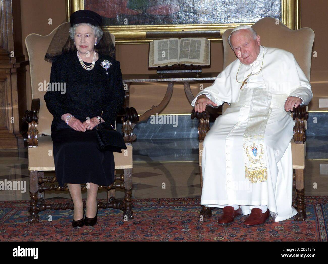Britain's Queen Elizabeth II exchanges presents with with Pope John ...