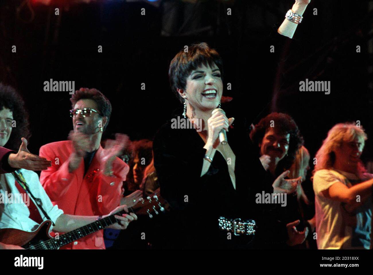 LIZA MINNELLI 1992: Liza Minnelli on stage during the finale to the ...