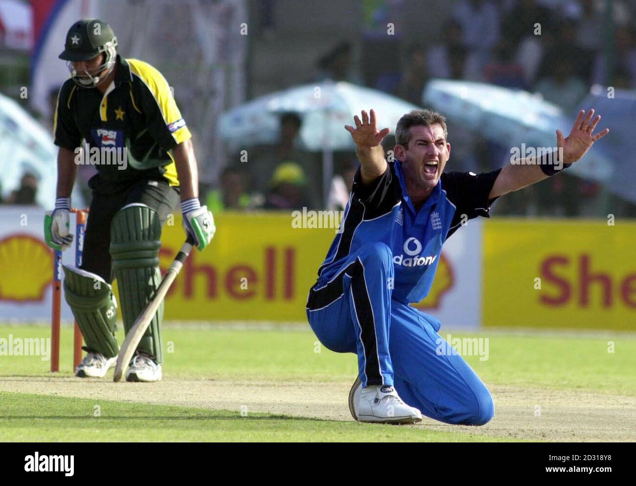 England bowler andrew caddick appeals hi-res stock photography and ...