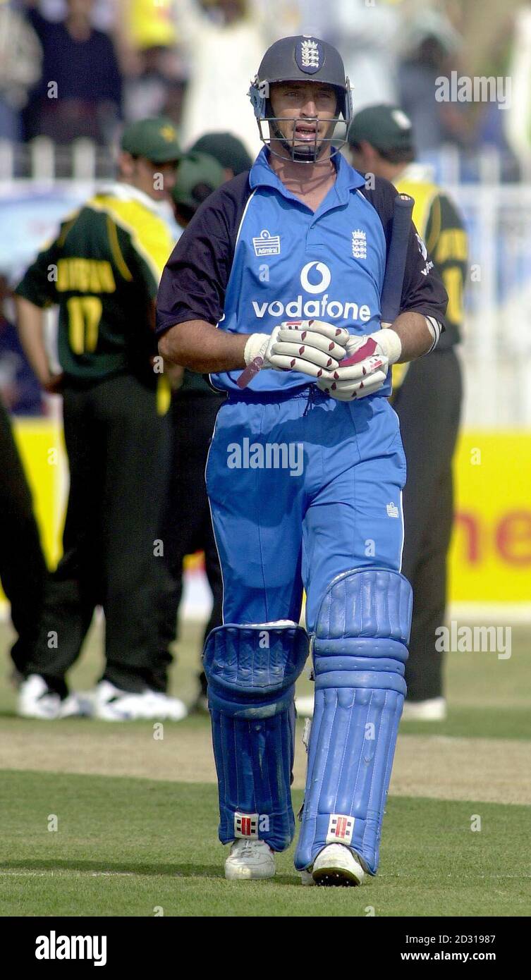 Pakistan out lbw hi-res stock photography and images - Alamy